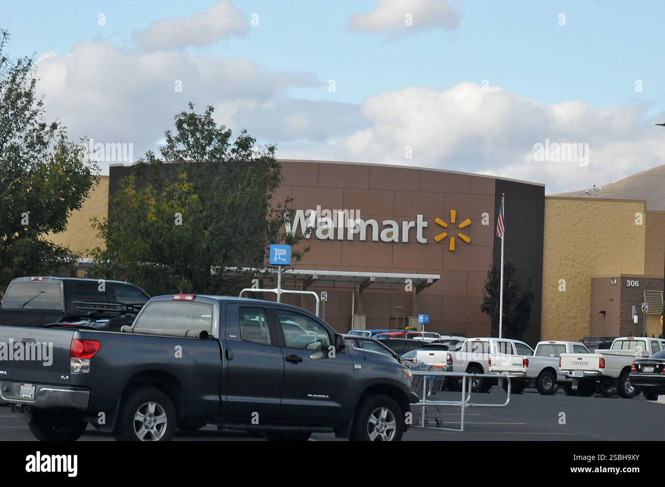 CLARKSTON/WASHINGTON//USA / 30.September 2019 /Shopper at Walmart store ...