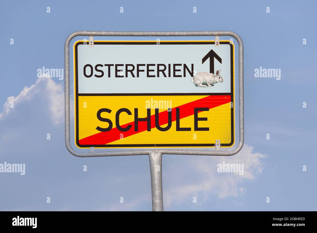 Fotomontage Osterferien Schule: Auf einem Ortsausgangsschild stehen die ...