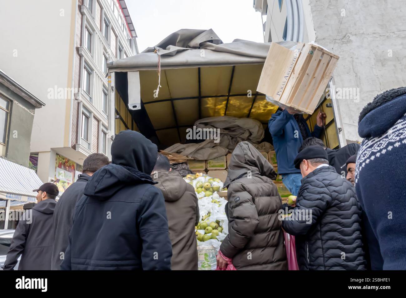 Van Turkey Turkiye. Men buying apples from a car Stock Photo - Alamy