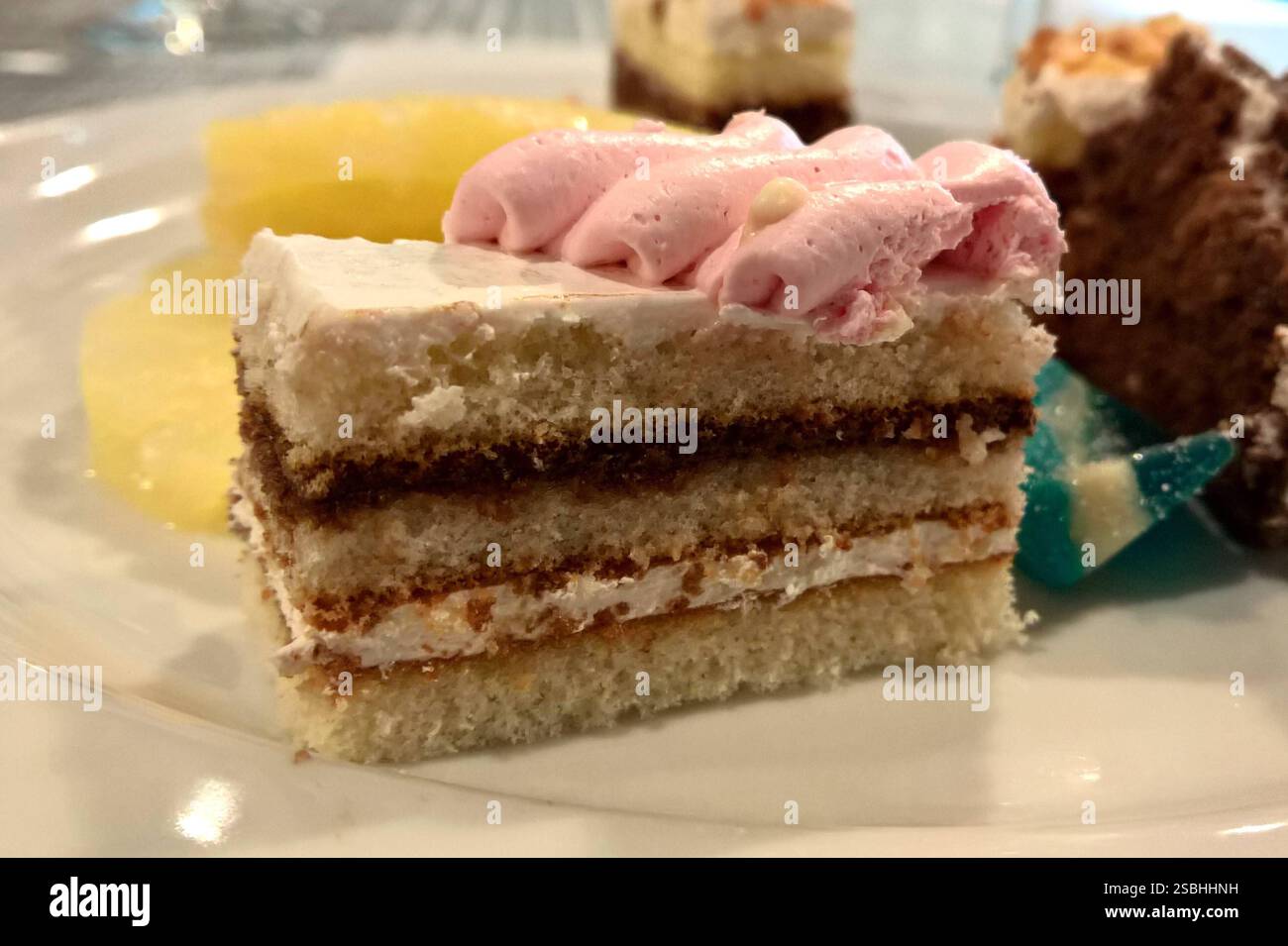 Süsse Nachspeise, Kuchen - Torte bzw Törtchen mit Creme-Füllung ...