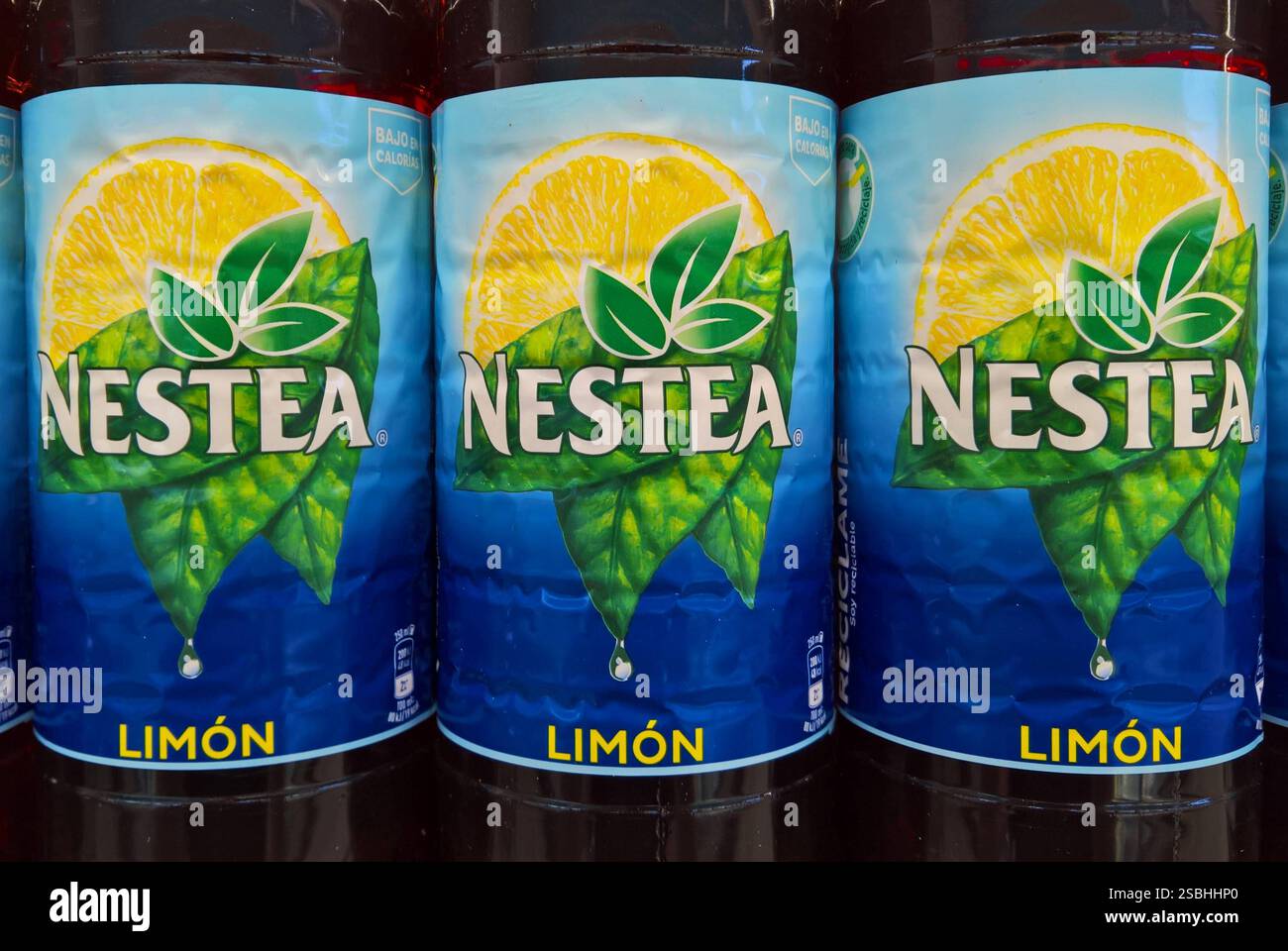 Nestea Limon - Eistee im Supermarkt, in Spanien Stock Photo - Alamy