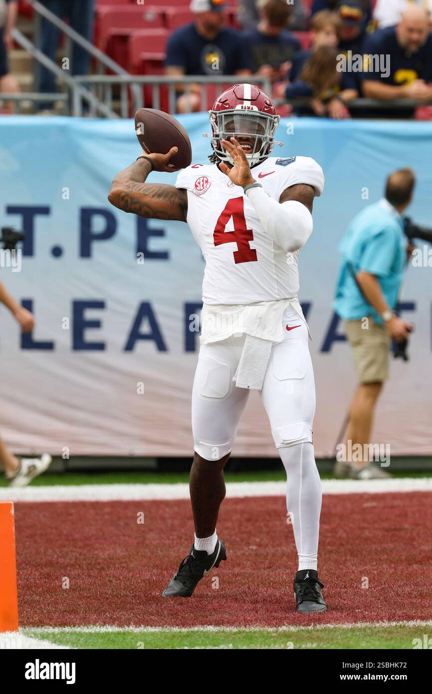 Alabama Crimson Tide quarterback Jalen Milroe (4) passes the ball ...