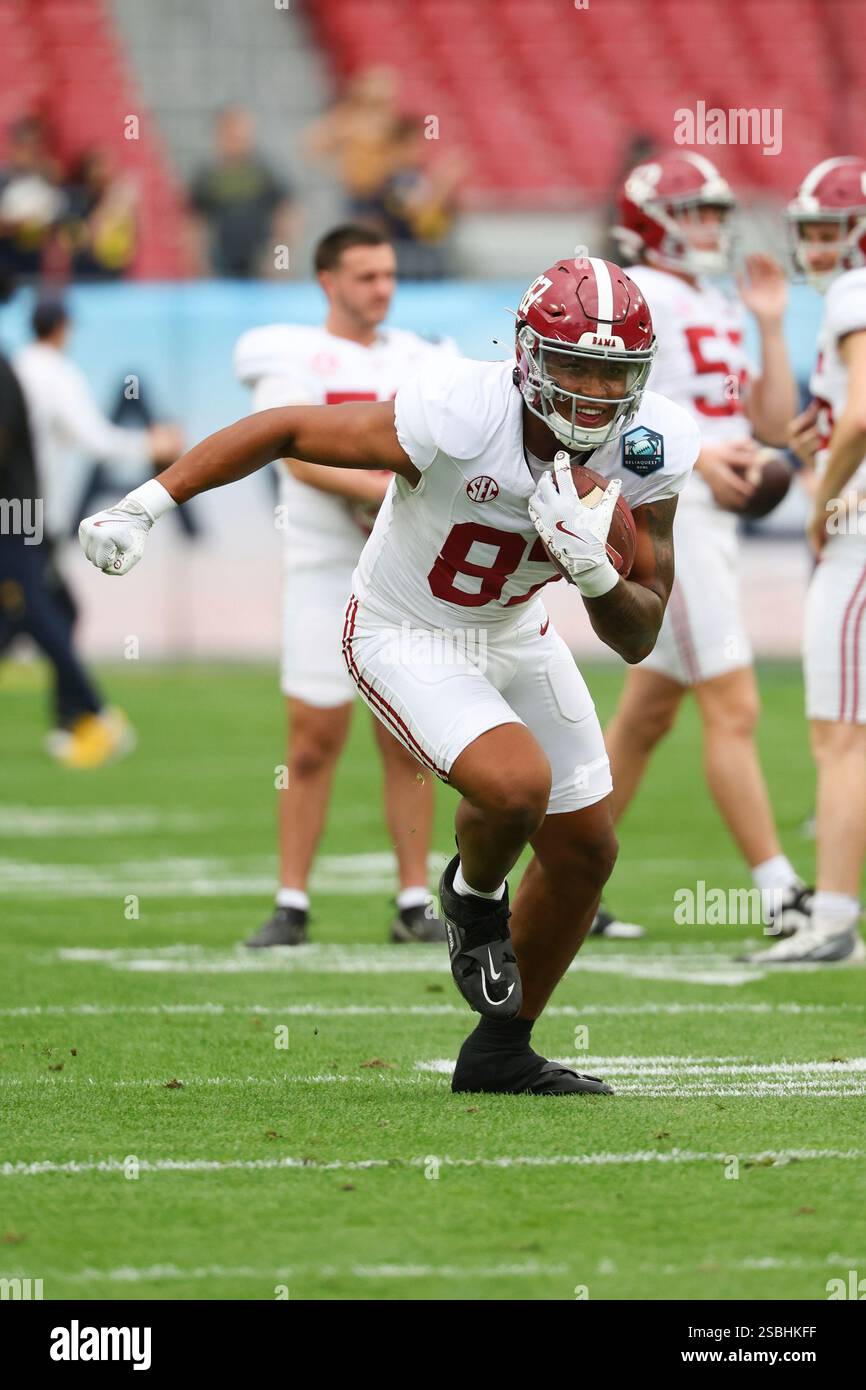 Alabama Crimson Tide tight end Danny Lewis Jr. (87) runs with the ball ...