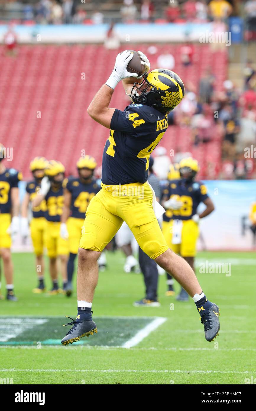 Michigan Wolverines tight end Max Bredeson (44) catches a pass during ...