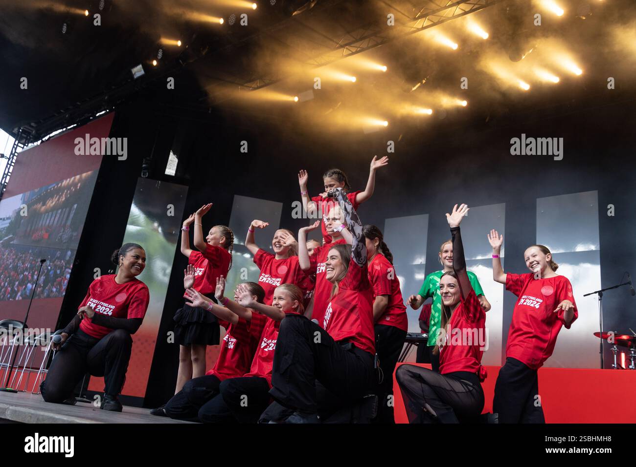 Pil performs on the stage in Tivoli. DBU, TV2 and Tivoli send the ...