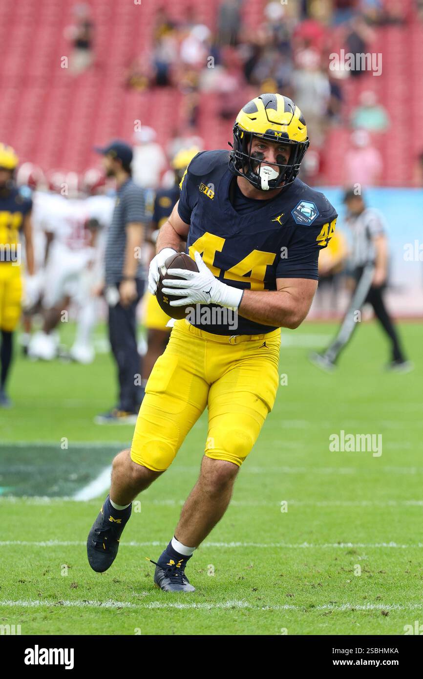Michigan Wolverines tight end Max Bredeson (44) runs with the ball ...