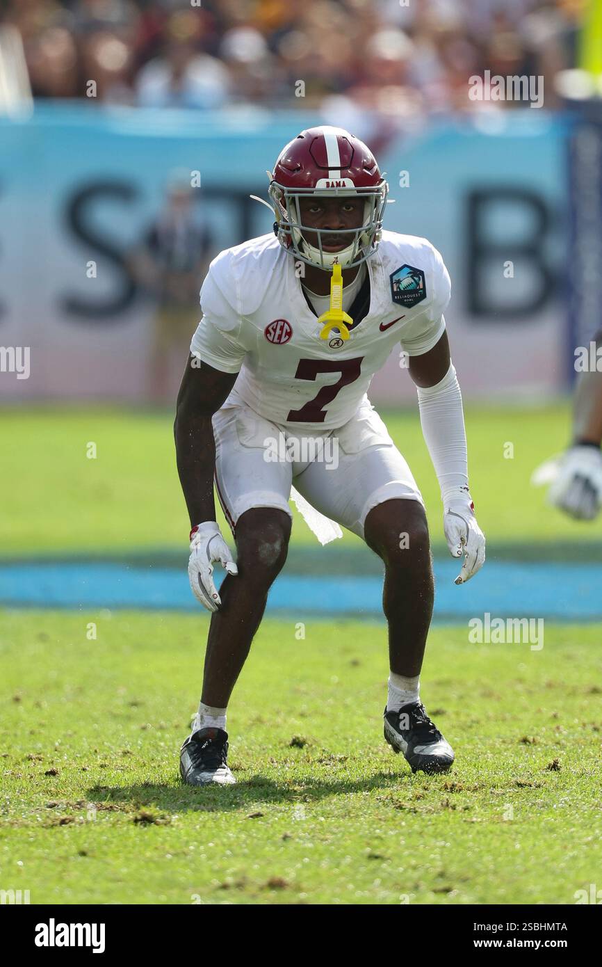 Alabama Crimson Tide defensive back DaShawn Jones (7) takes a defensive ...