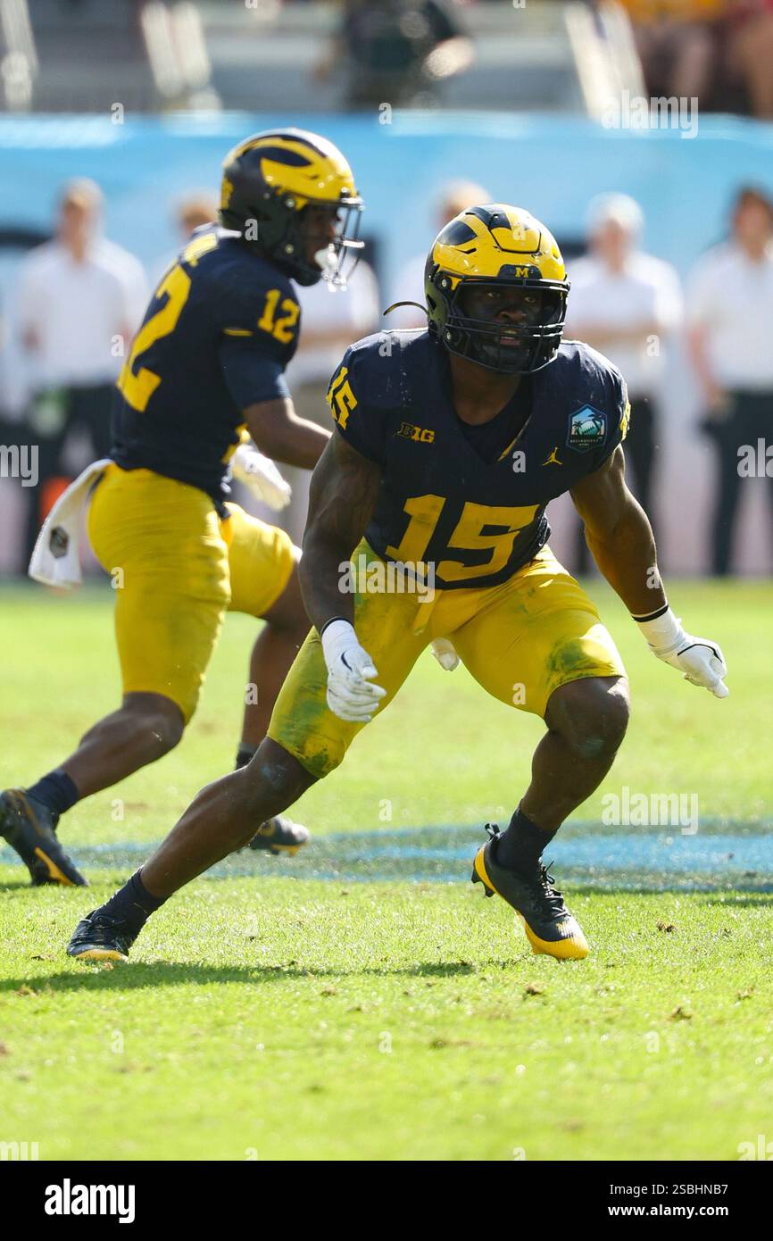 Michigan Wolverines linebacker Ernest Hausmann (15) runs toward the ...