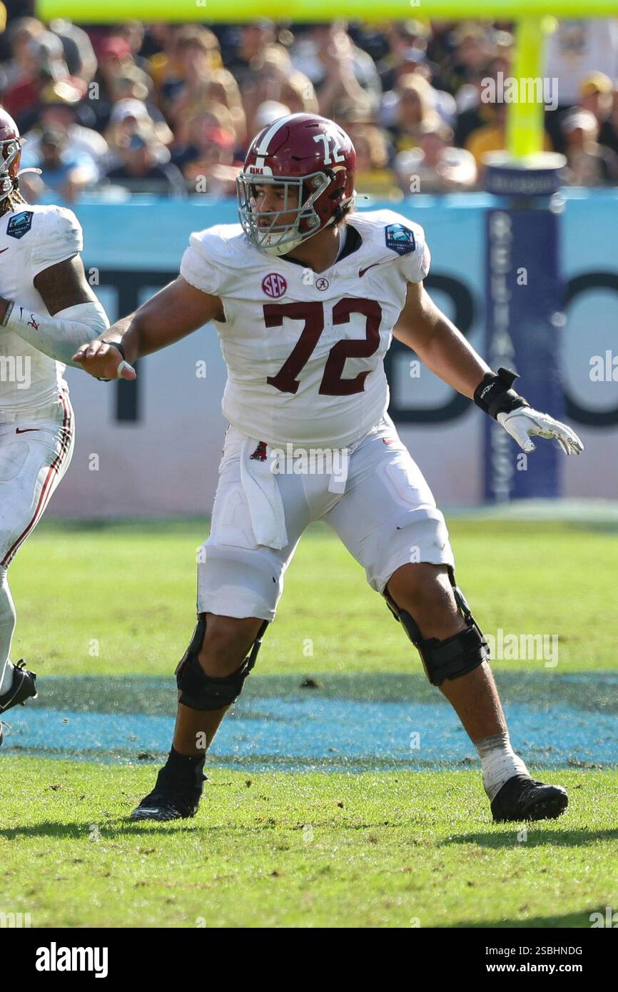 Alabama Crimson Tide offensive lineman Parker Brailsford (72) blocks a ...