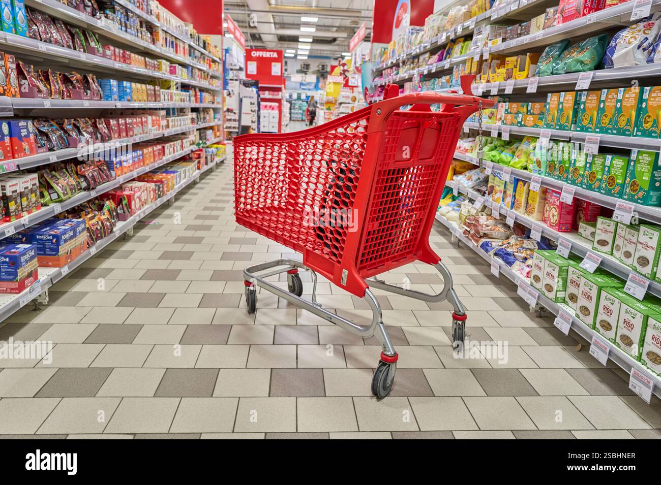 Empty Shopping Cart in a Supermarket Aisle Stock Photo - Alamy