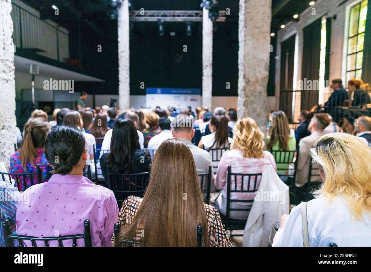 Large audience seated in rows hi-res stock photography and images - Alamy