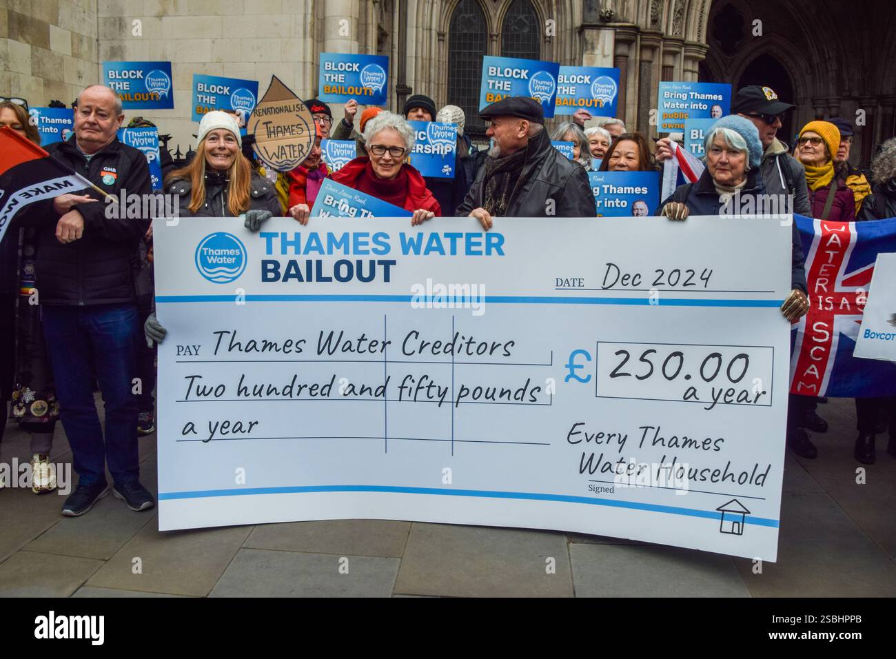 Giant cheque hi-res stock photography and images - Alamy