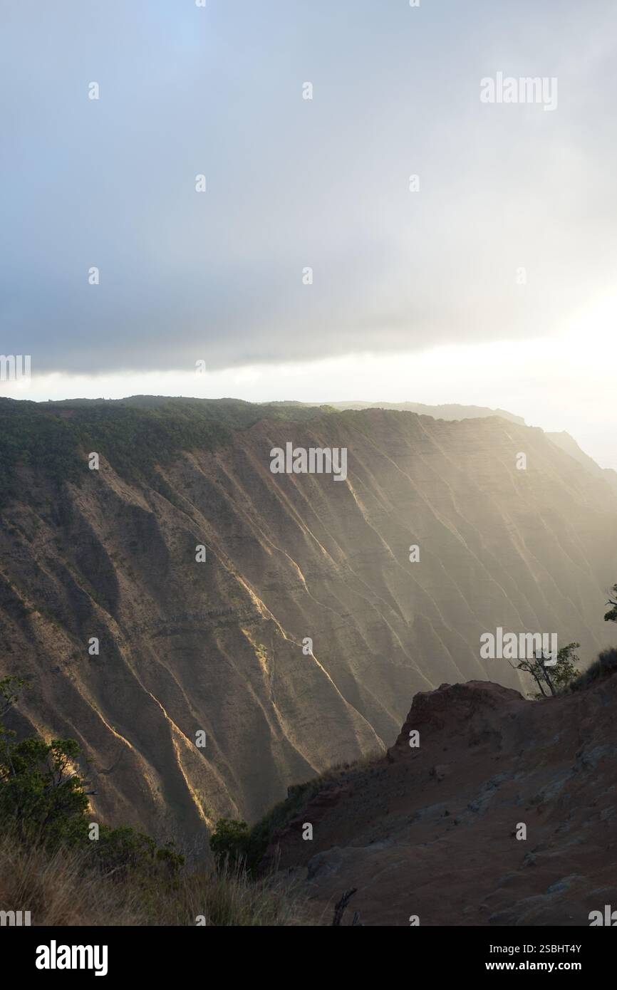 Golden sunrise over the dramatic cliffs of the Na Pali Coast, Kauai ...