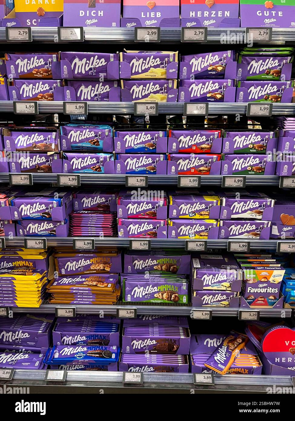 Symbolfoto - Milka Schokolade - Regale im Supermarkt Disconter mit ...