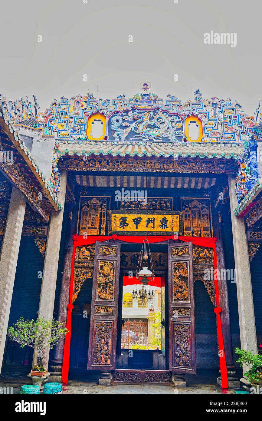 Outer facade of the Chung Keng Kwee Ancestral Temple inside the ...