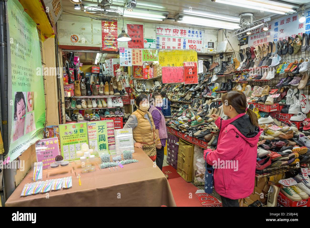 Schuhladen, Taipeh, Taiwan *** Shoe store, Taipei, Taiwan Stock Photo ...