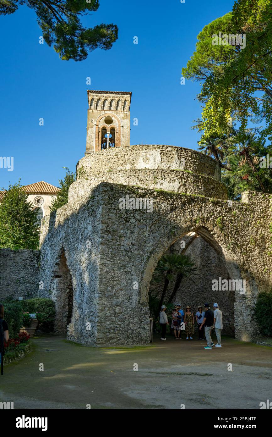 Tourists in a courtyard of the 13th Century Villa Rufolo in Ravello ...