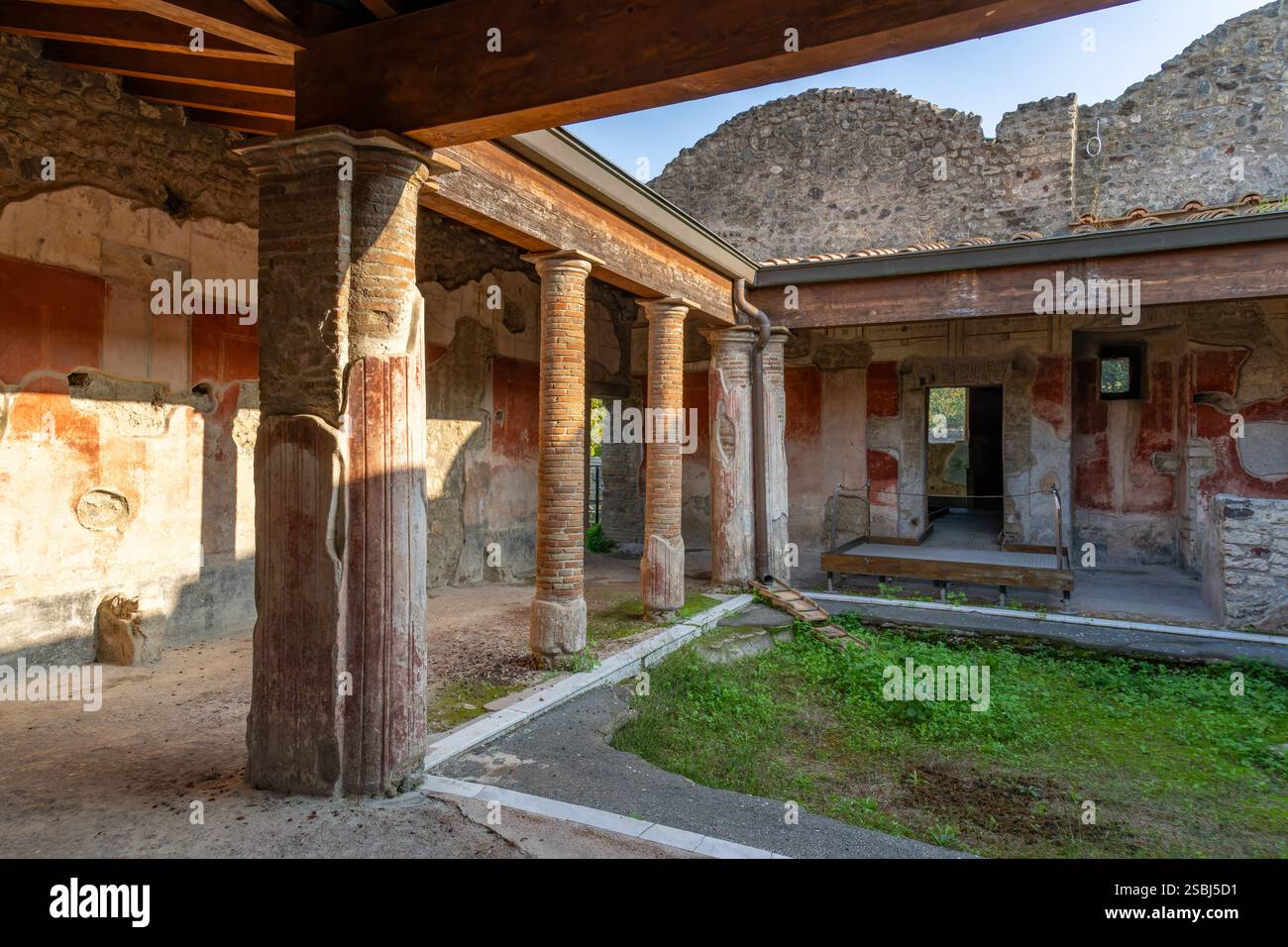 Atrium of the House of Julia Felix, Building II.4.3 in the ancient ...