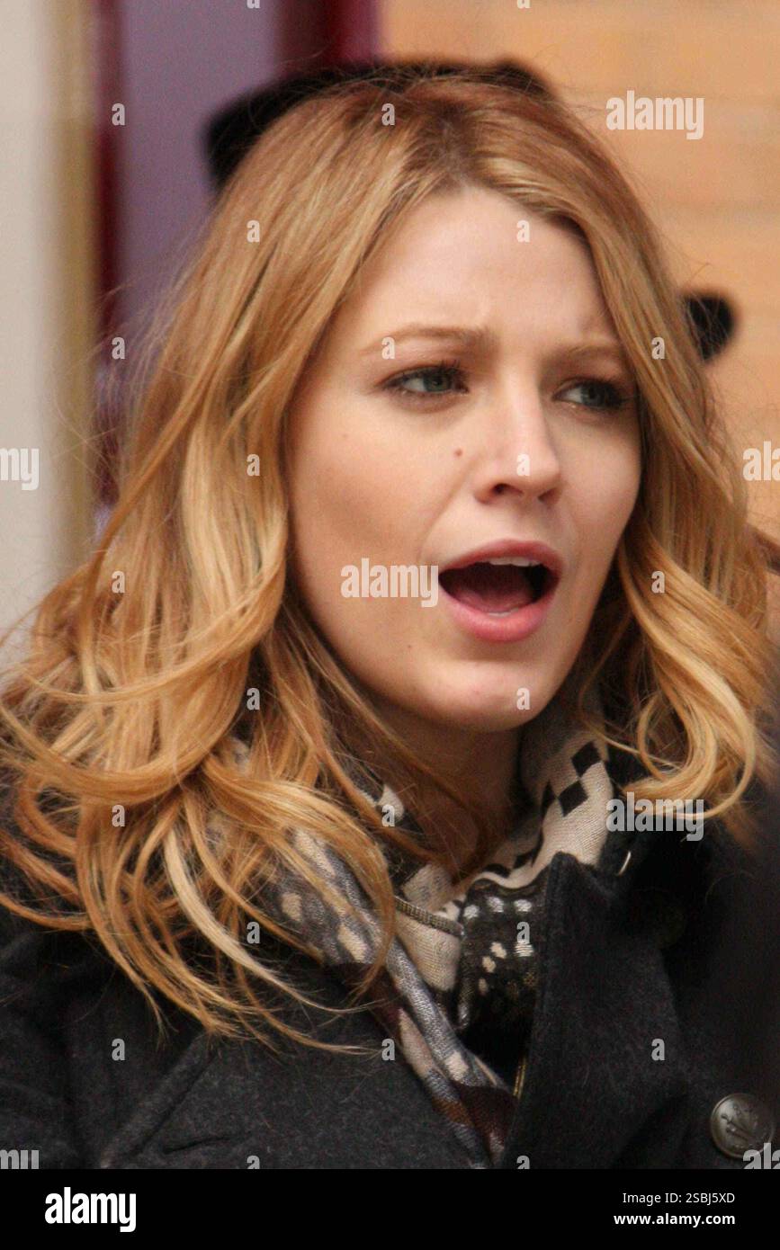Blake Lively filming The CW's "Gossip Girl" outside the Russian Tea ...