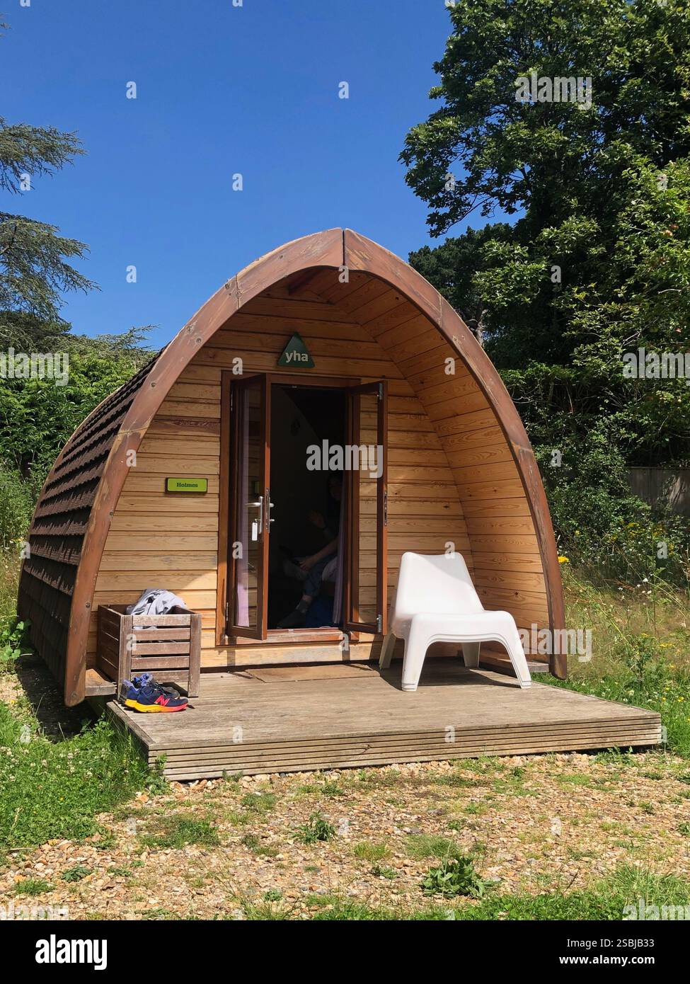 Timber camping 'pod' at YHA New Forest near Burley Stock Photo - Alamy