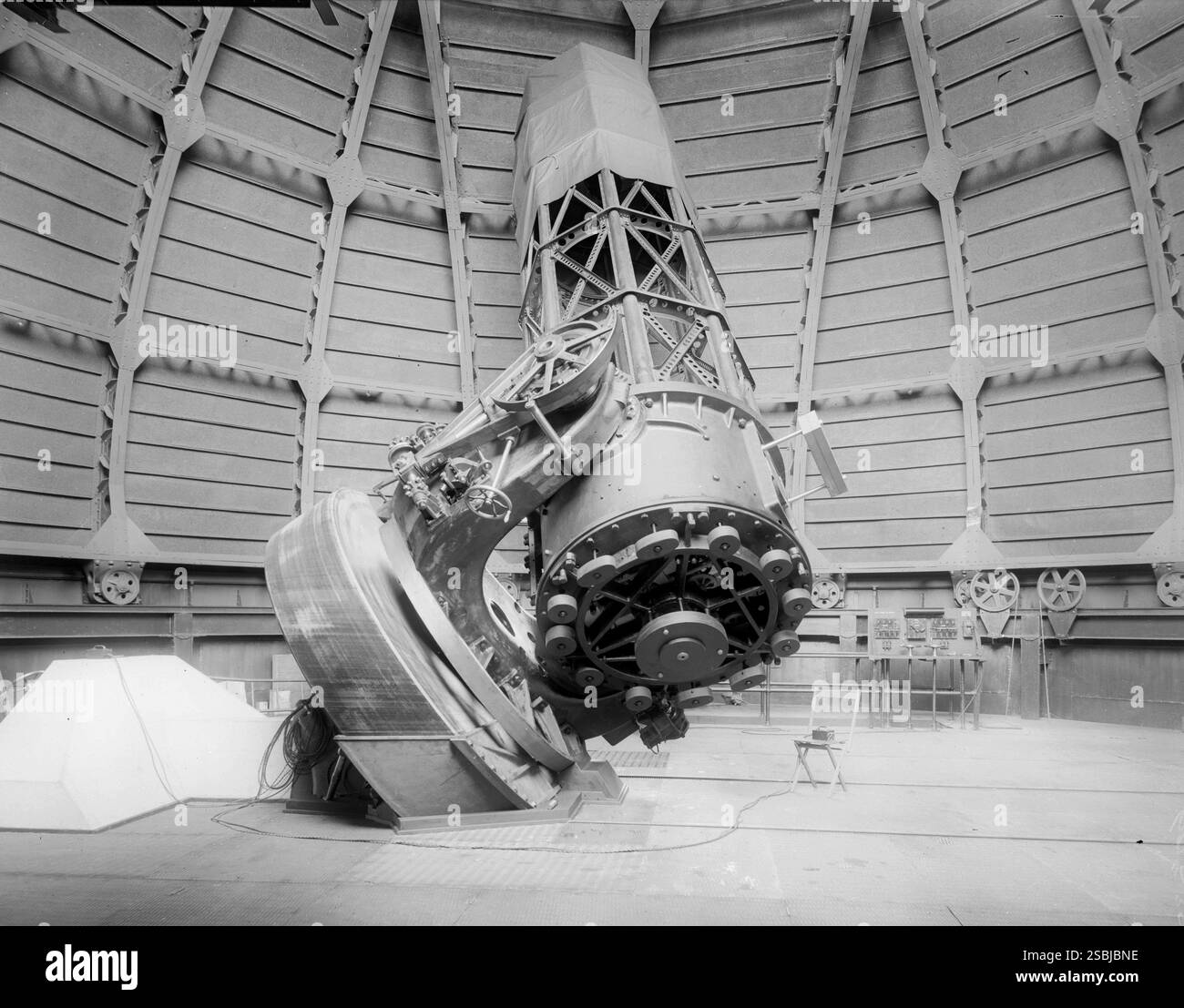 The 60-inch reflecting telescope inside its dome at Mount Wilson ...