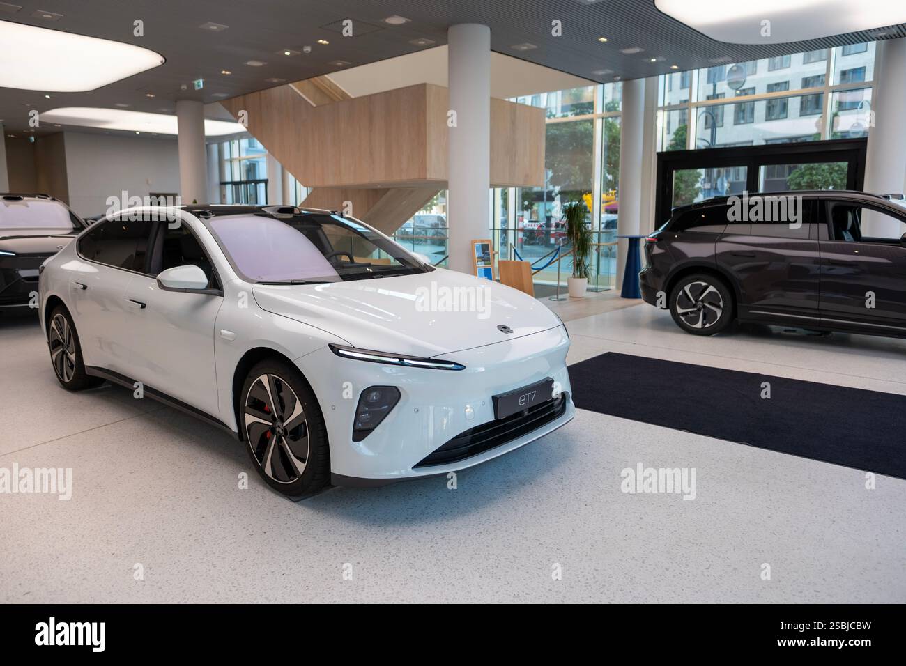 Premium new white E-Limousine NIO ET7, full-size luxury electric car ...