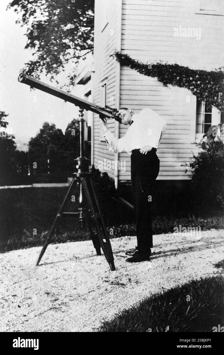Portrait young scientist looking in Black and White Stock Photos ...