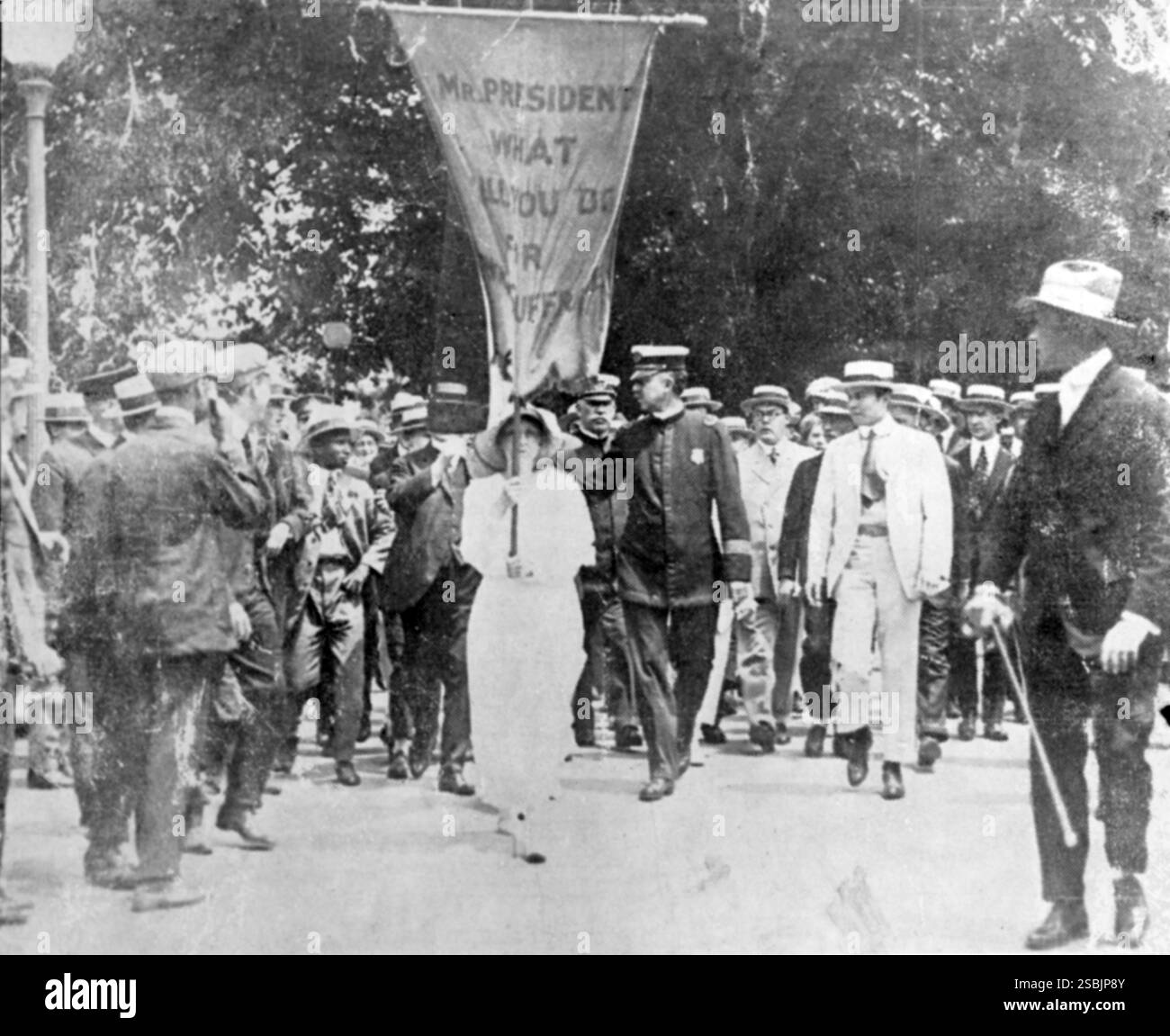 Vernon marches to the White House. Mabel Vernon (September 19, 1883 ...