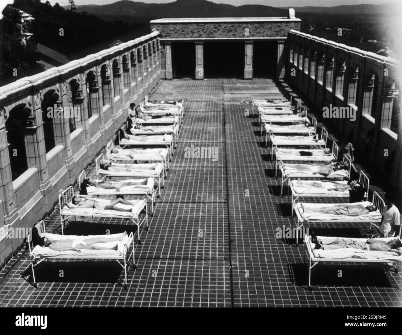 Group of poliomyelitis and arthritic patients on a sun deck in the US ...