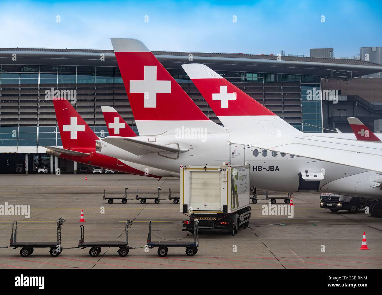 Luggage carts hi-res stock photography and images - Alamy