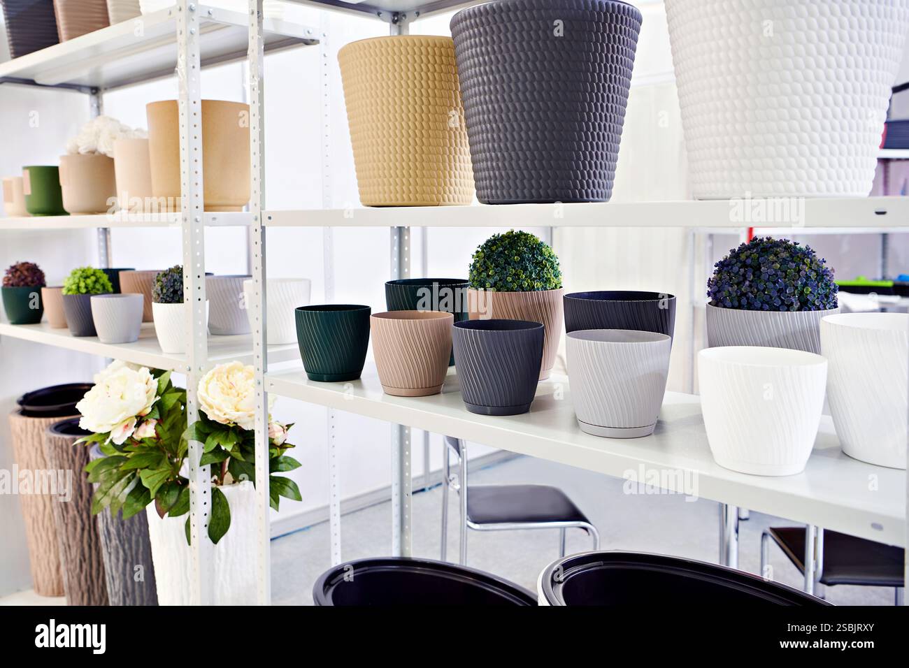 Plastic plant pots in store Stock Photo - Alamy