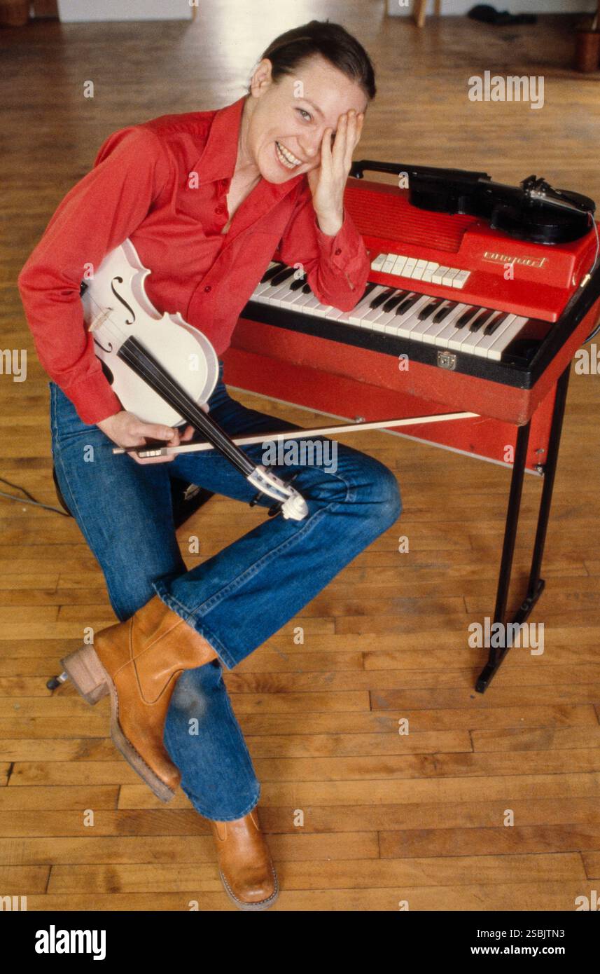 Laurie Anderson, avant-garde musician, composer, and performance artist ...