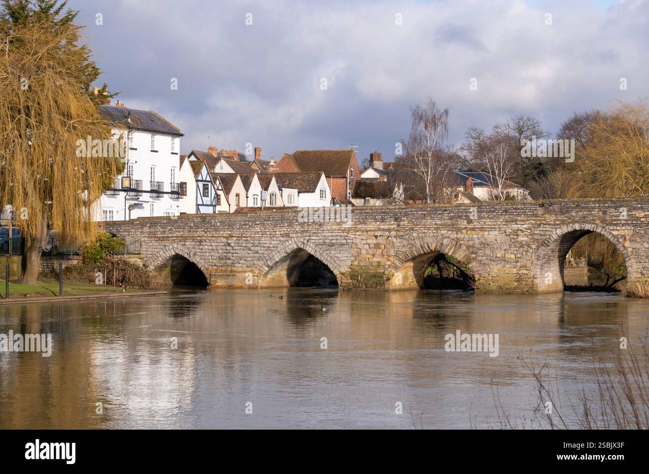 The 15th century bridge spanning the river Avon at Bidford on Avon in ...