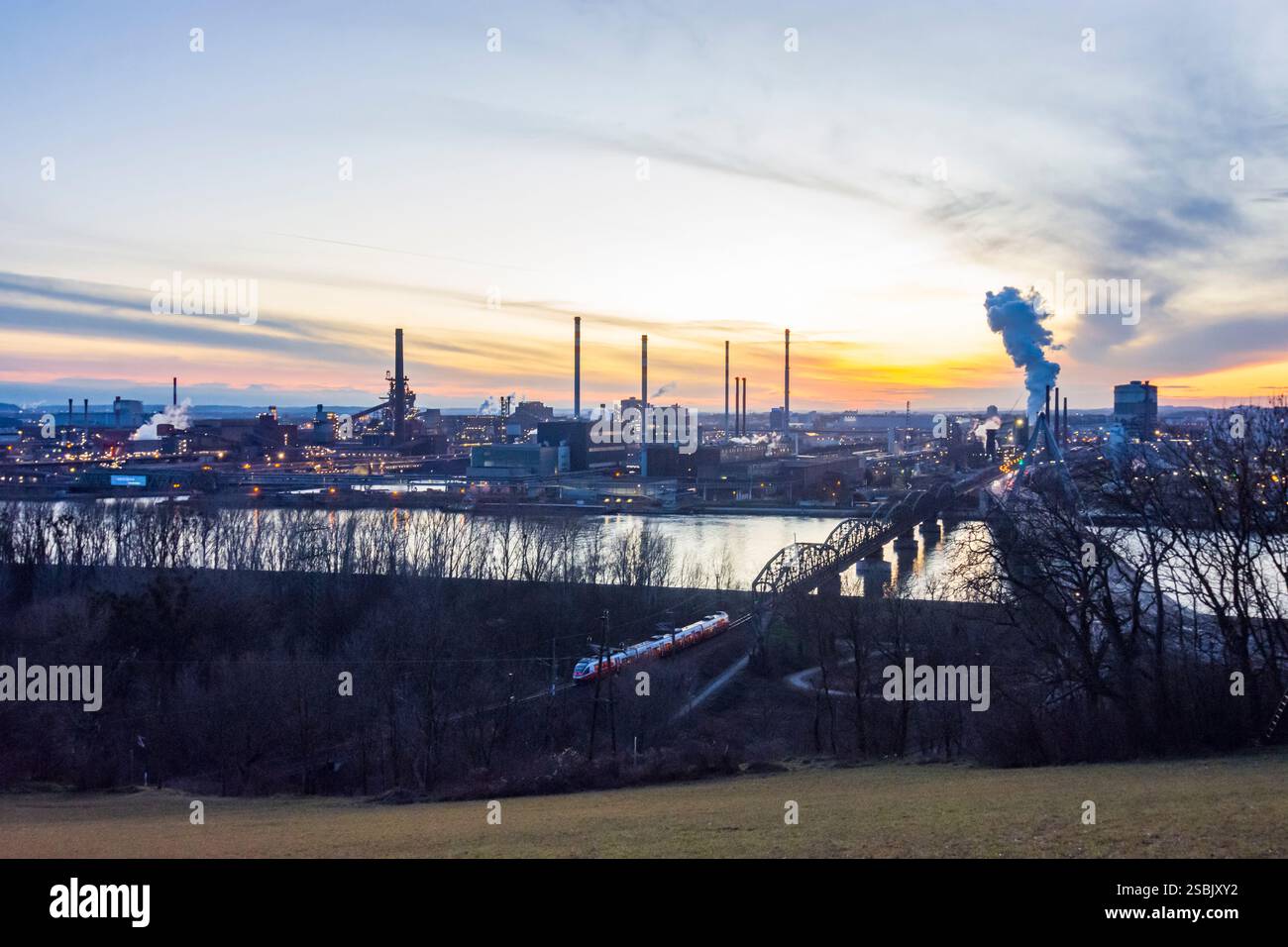 Linz: river Donau (Danube), railway bridge, road bridge Steyregger ...