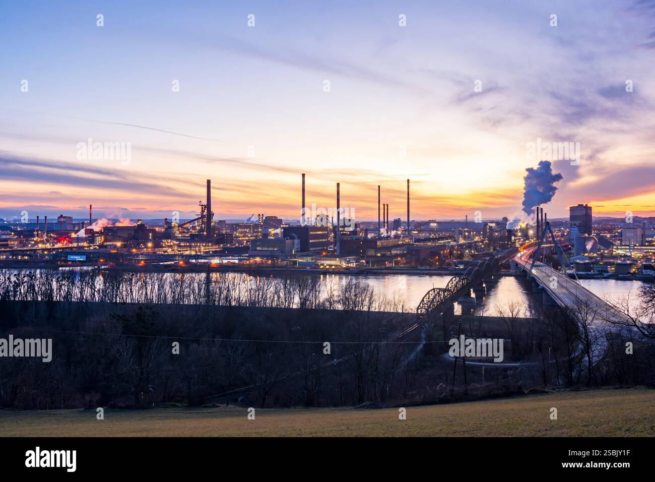 Linz: river Donau (Danube), railway bridge, road bridge Steyregger ...