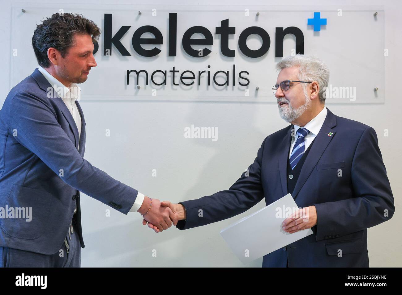 Bitterfeld Wolfen, Germany. 03rd Feb, 2025. Armin Willingmann (r, SPD ...