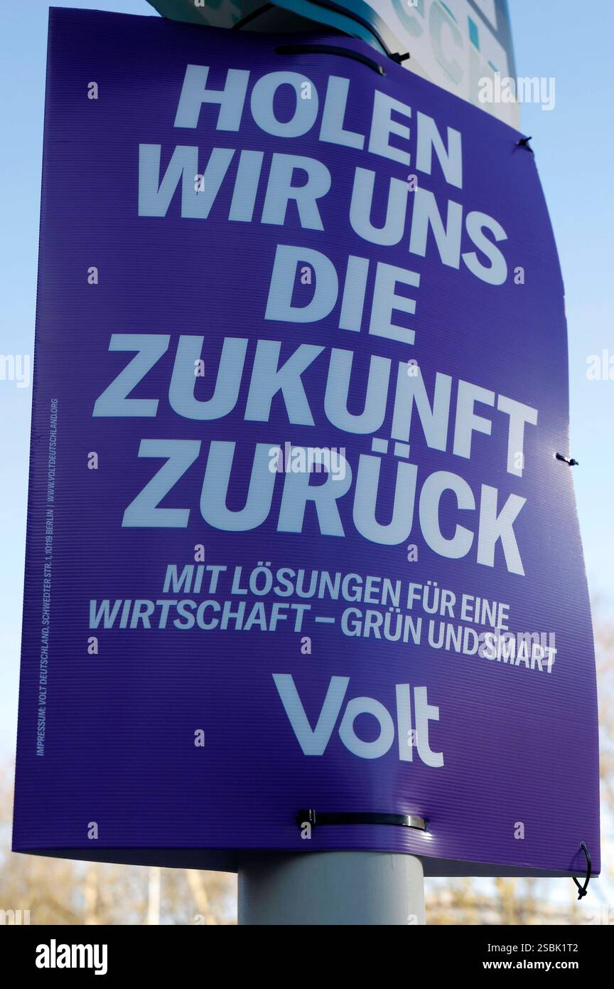 Wahlplakat von Volt zur Wahl zum 21. Deutschen Bundestag. Bonn, 02.02. ...