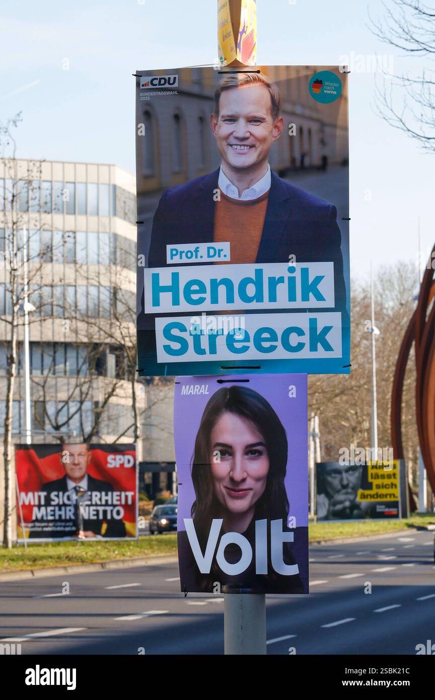 Wahlplakate von SPD, CDU, Volt und FDP zur Wahl zum 21. Deutschen ...