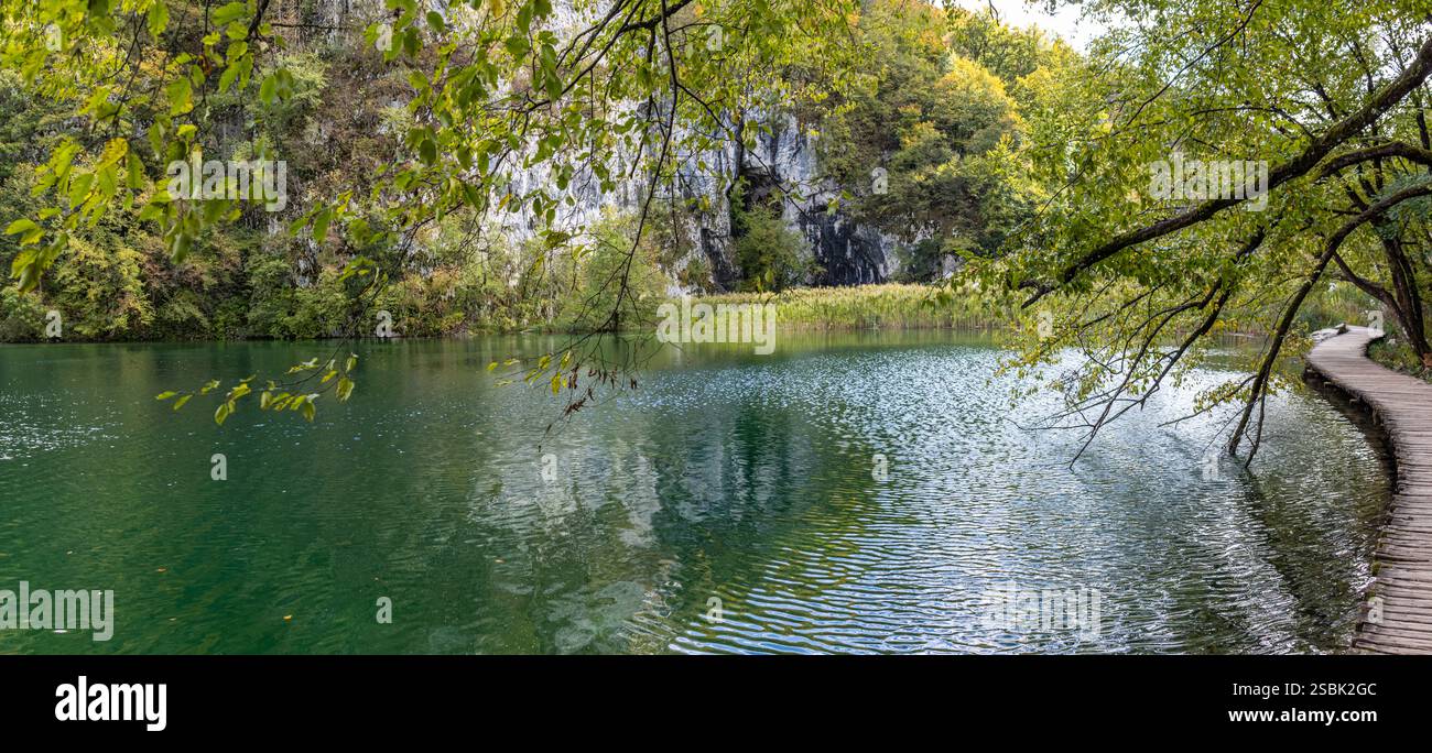 Parque Nacional de los Lagos de Plitvice. Lago de aguas cristalinas con ...