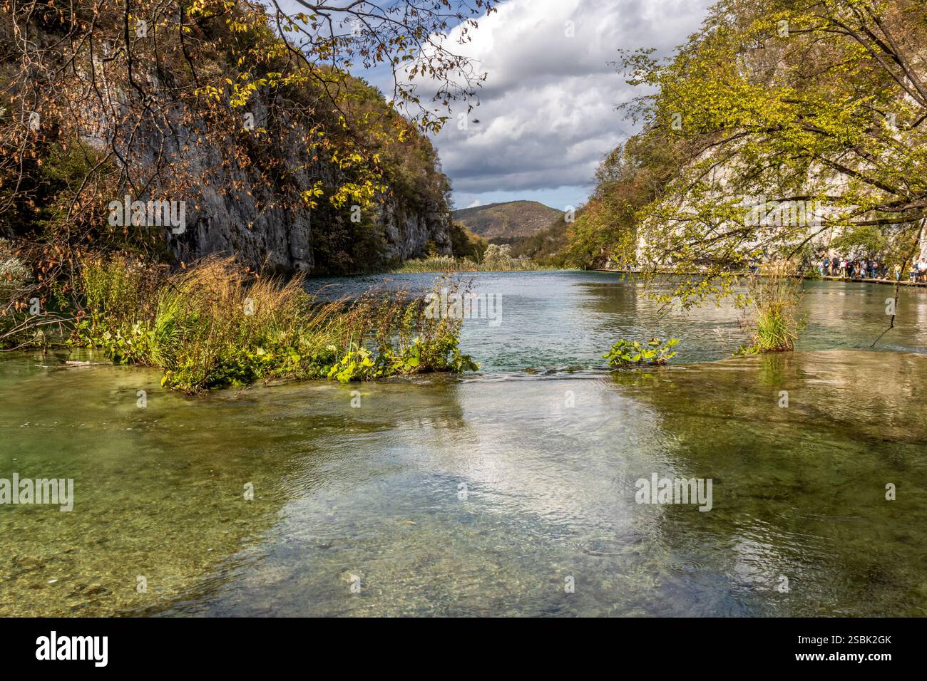Parque Nacional de los Lagos de Plitvice. Lago de aguas cristalinas con ...