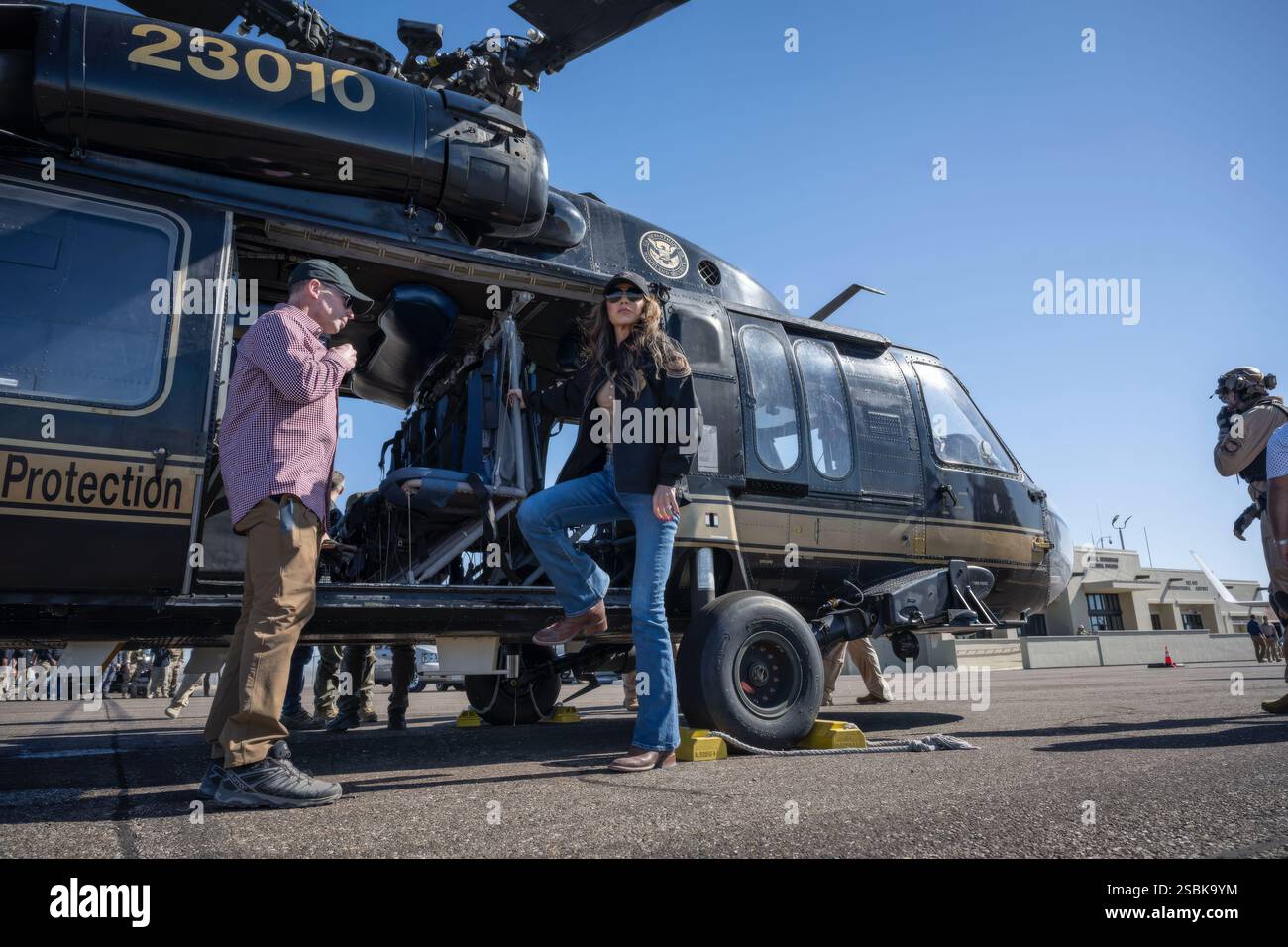 Homeland security secretary kristi noem hi-res stock photography and ...