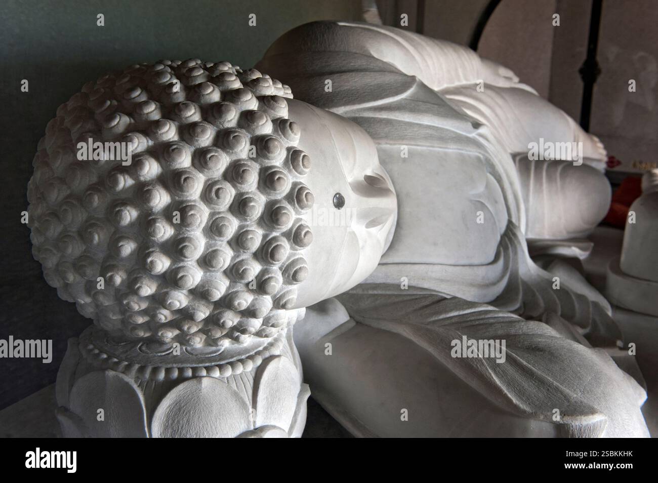 Stone reclining Buddha statue at Ryozen Kannon Pacific War memorial ...