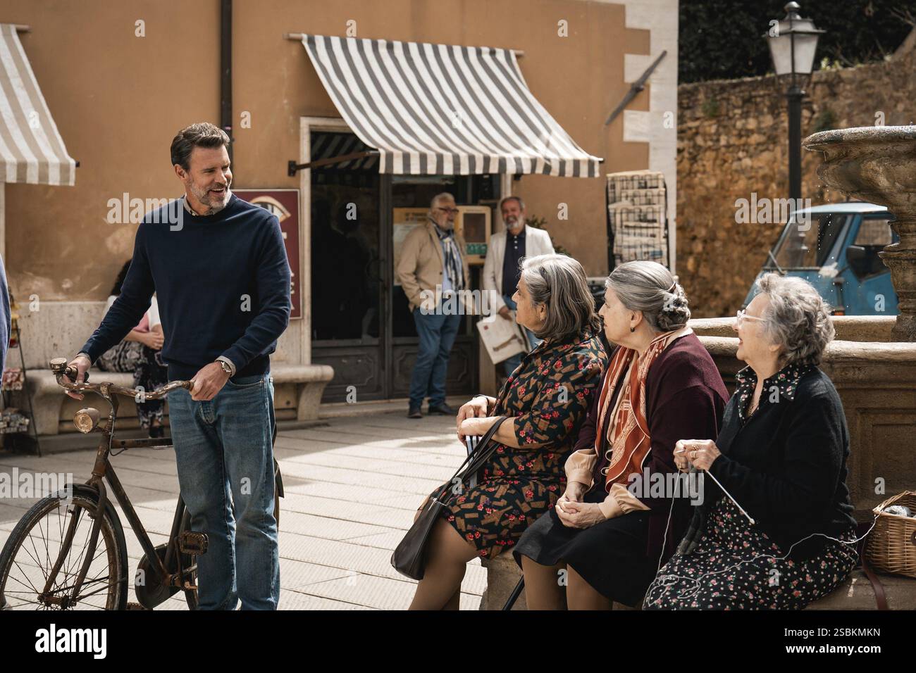 LA DOLCE VILLA, foreground from left: Scott Foley, Nunzia Schiano, Luisa De Santis, Lucia ...