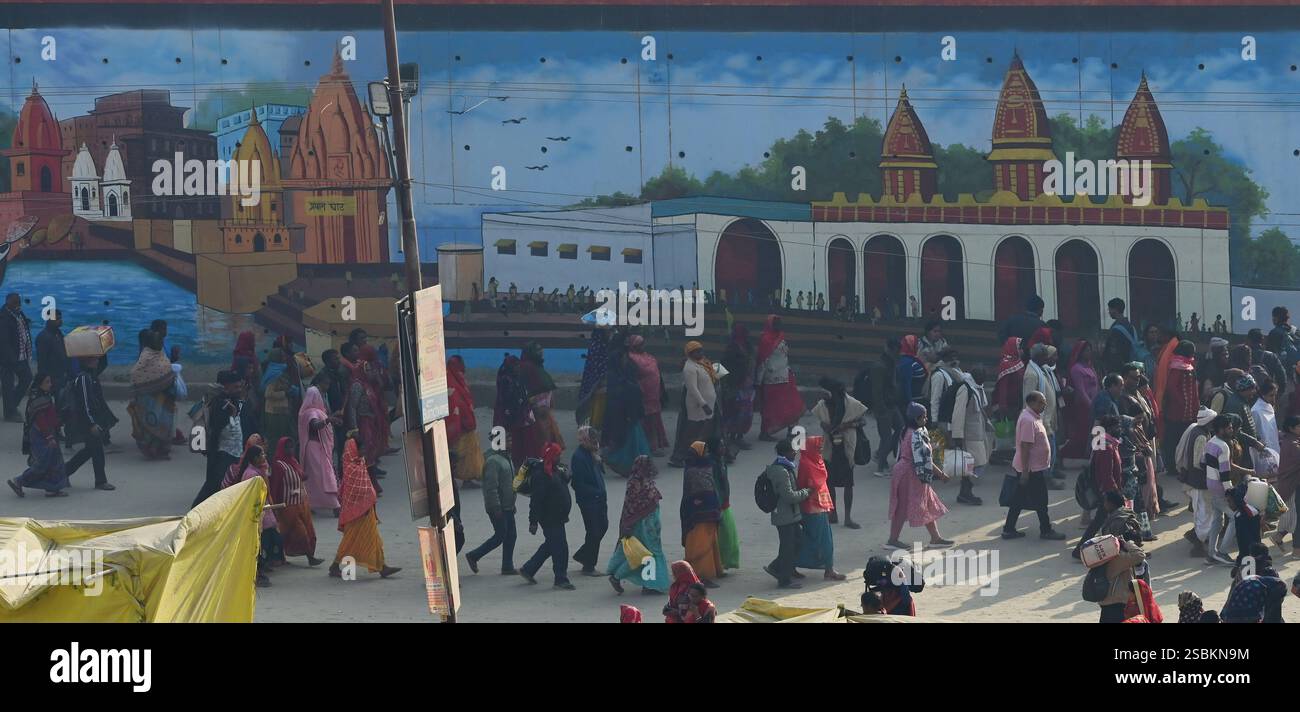 PRAYAGRAJ, INDIA - JANUARY 28: A large number of devotees are reaching ...