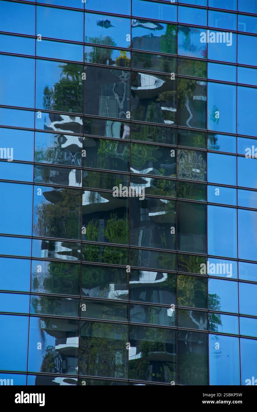 Refection of The 'Vertical Forest project, 'Porta Nuova area, Milan ...