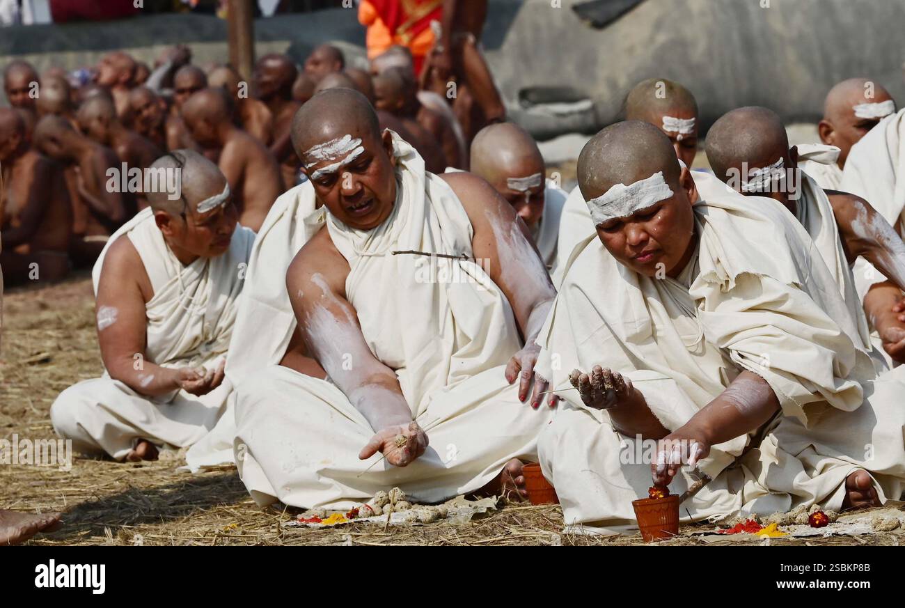 Prayagraj, India. 04th Feb, 2025. PRAYAGRAJ, INDIA - FEBRUARY 1: Hindu ...