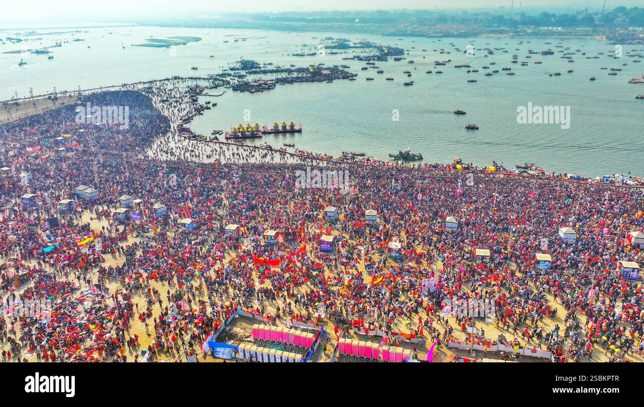 PRAYAGRAJ, INDIA - JANUARY 28: A large number of devotees are reaching ...