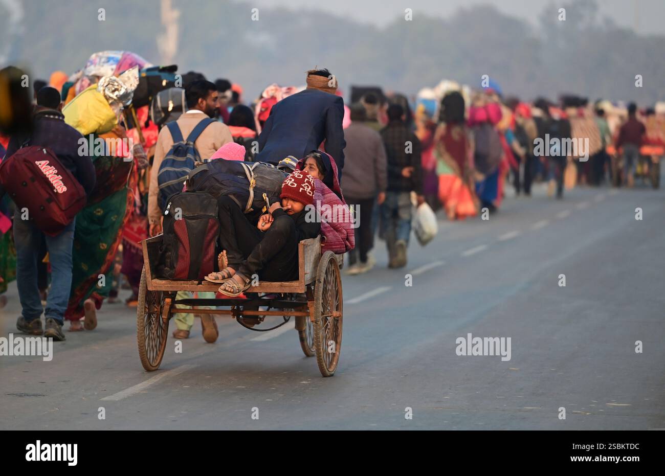 PRAYAGRAJ, INDIA - JANUARY 28: A large number of devotees are reaching ...