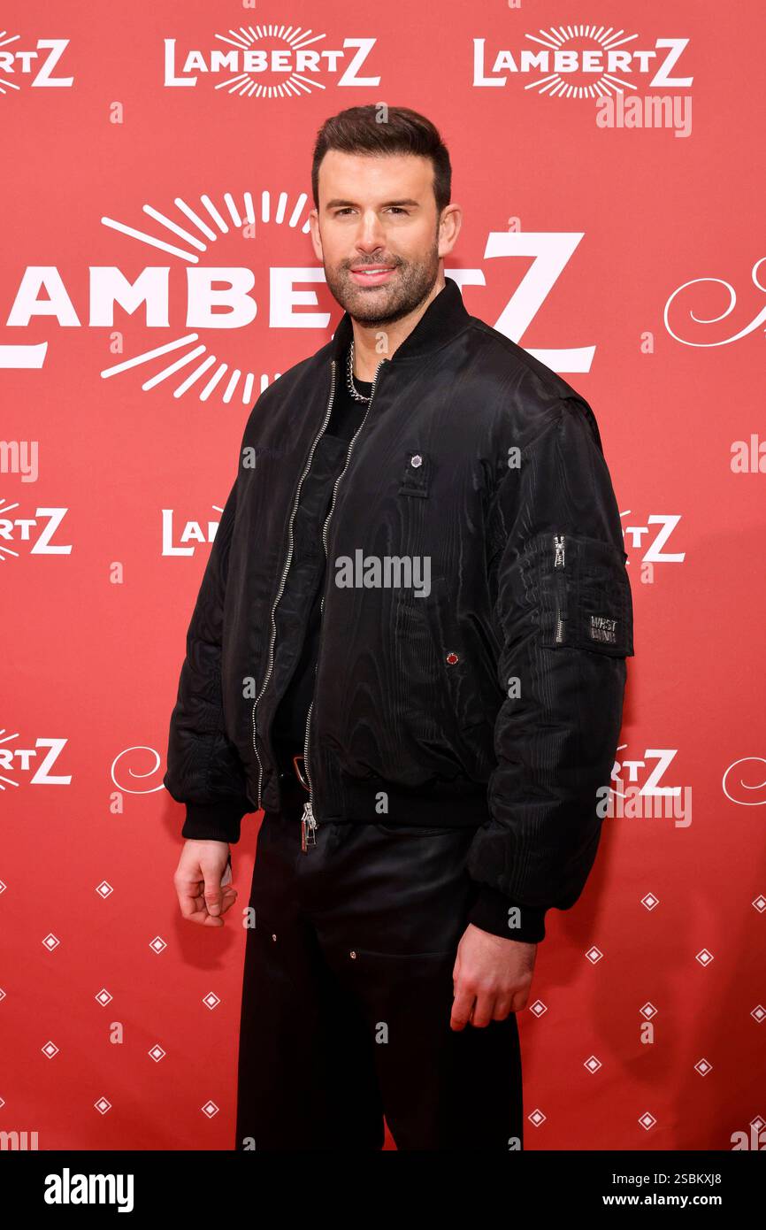 Popsänger Jay Khan bei der Lambertz Monday Night 2025 im Alten ...