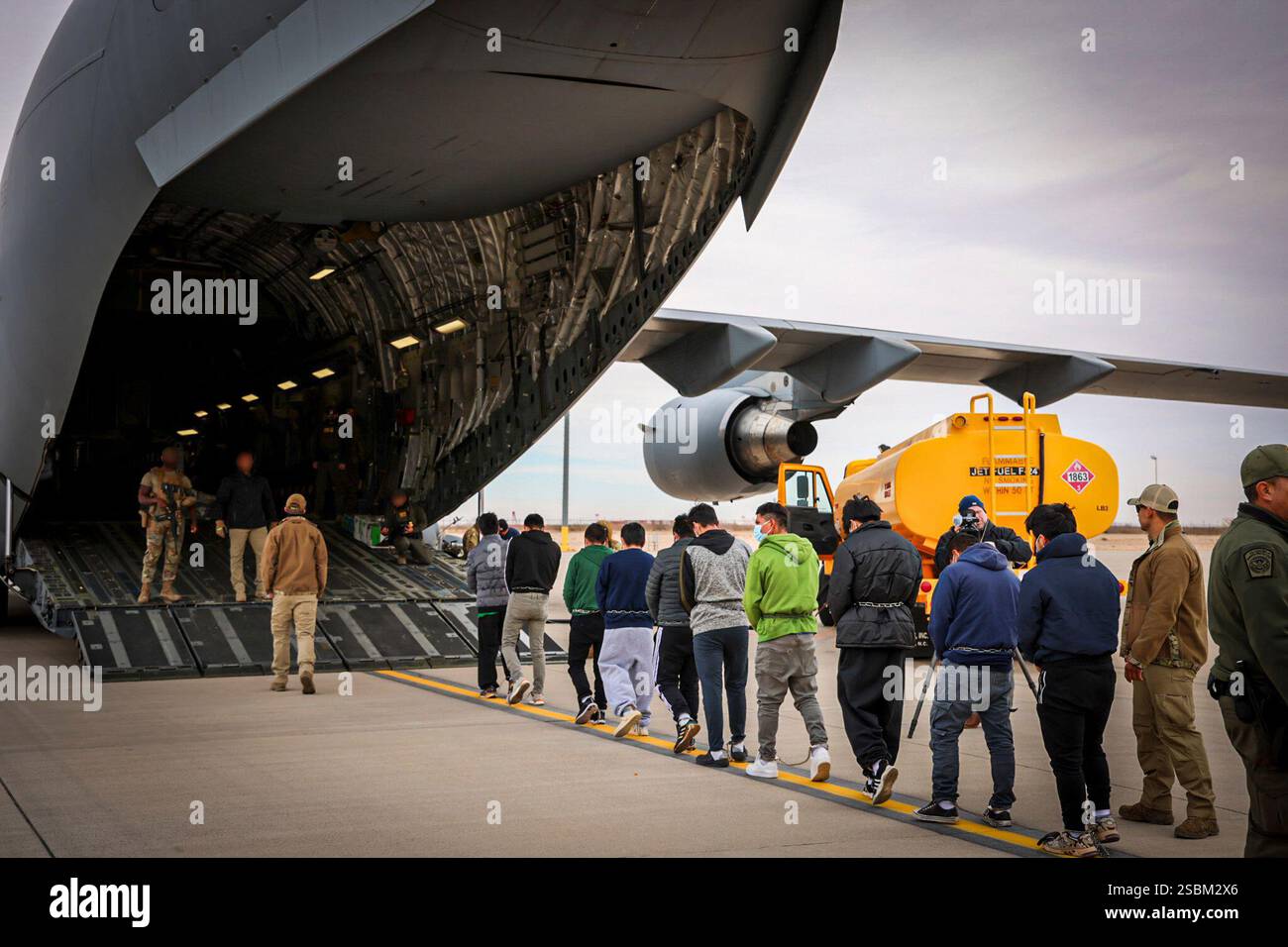 Illegal immigrants being deported are handcuffed and chained together ...